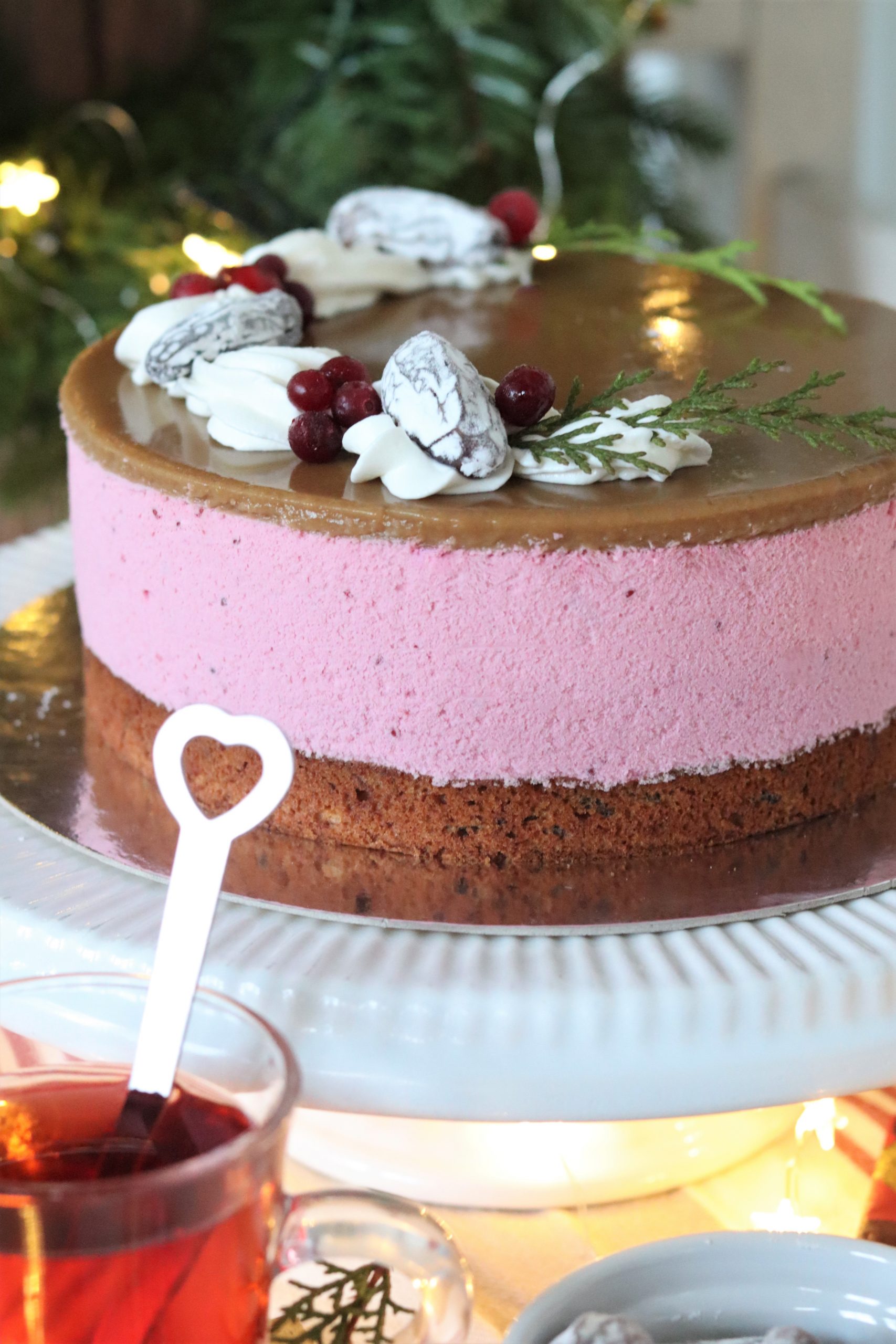 Taateli-karpalojuustokakku kinuskikiilteellä | Amanda Leipoo